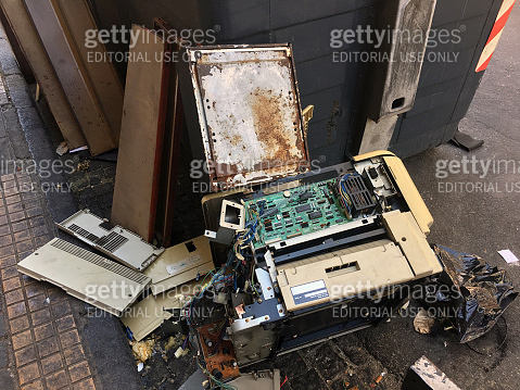 Broken scanner thrown in the street 이미지 (1128949193) - 게티이미지뱅크