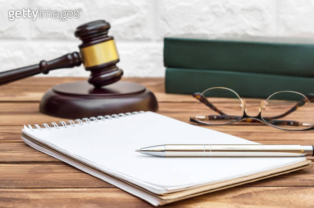 Notepad with judge gavel and books at the workplace. (1175088161) - 게티이미지뱅크