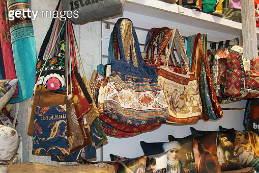 Bags on Grand bazaar Istanbul 이미지 (1160200344) - 게티이미지뱅크