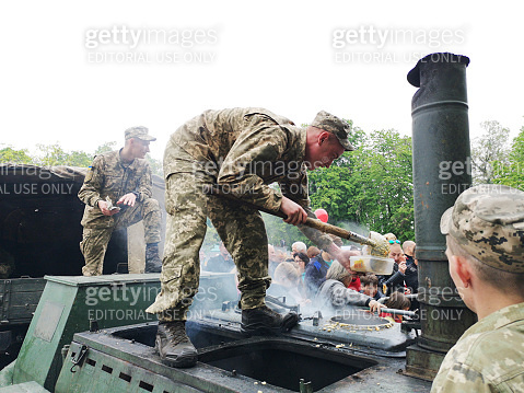 Ukrainian military cooks soldiers' porridge and treats people to it at ...