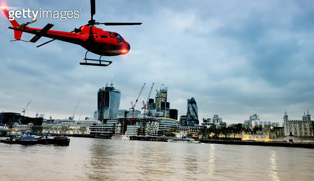 Helicopter Flying over Thames River, London, UK. 이미지 (1149586502) - 게티이미지뱅크