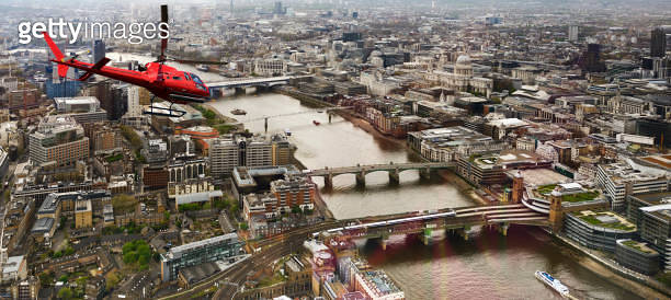 Helicopter Flying over London, UK. 이미지 (1142626917) - 게티이미지뱅크