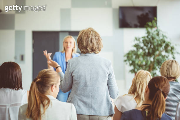 Question and answer session during seminar 이미지 (1094462304) - 게티이미지뱅크