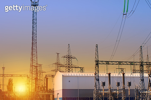 high voltage electrical substation in the rays of the setting sun 이미지 ...