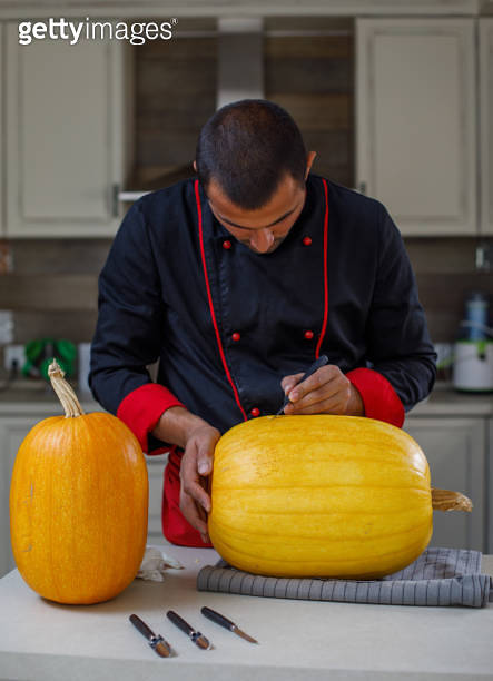 A professional chef works on a pumpkin with technical carvings 이미지 ...