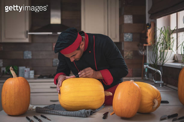 A professional chef works on a pumpkin with technical carvings 이미지 ...