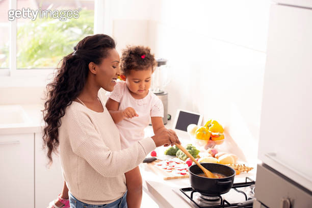 Mother and daughter cooking soup together. 이미지 (1090726854) - 게티이미지뱅크