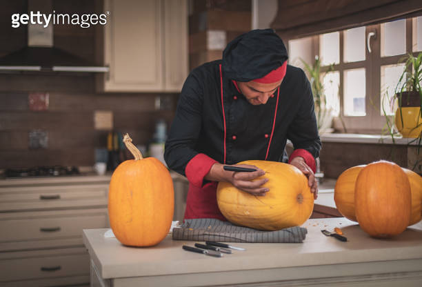A professional chef works on a pumpkin with technical carvings 이미지 ...