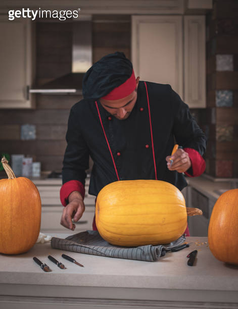 A professional chef works on a pumpkin with technical carvings 이미지 ...