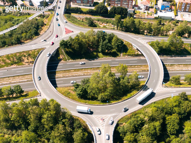 Multiple lane highway with large roundabout over it (1148819374) - 게티이미지뱅크
