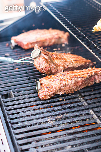Grilling New York strip steak on outdoor gas grill. 이미지 (1141249526 ...