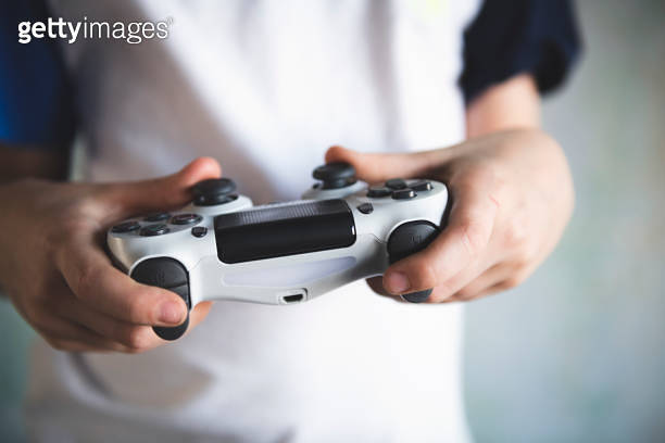Boy playing on video computer game controller 이미지 (1133845889) - 게티이미지뱅크