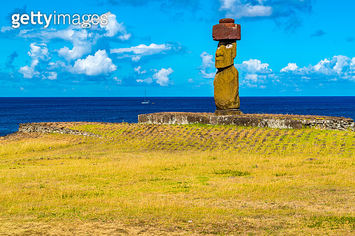 Moai with red Pukao or red hat at Ahu Ko Te Riku on Easter Island 이미지 ...