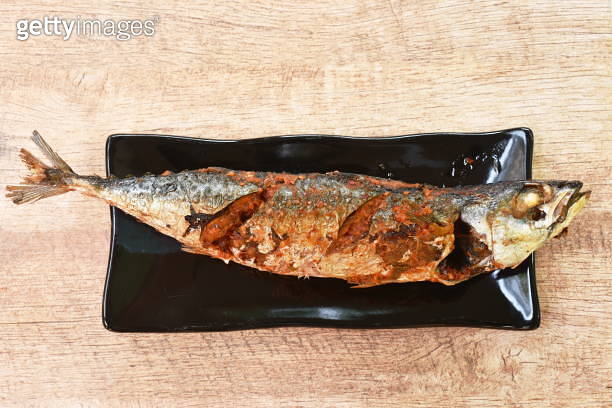deep fried saba fish or mackerel with soy sauce on plate 이미지 ...