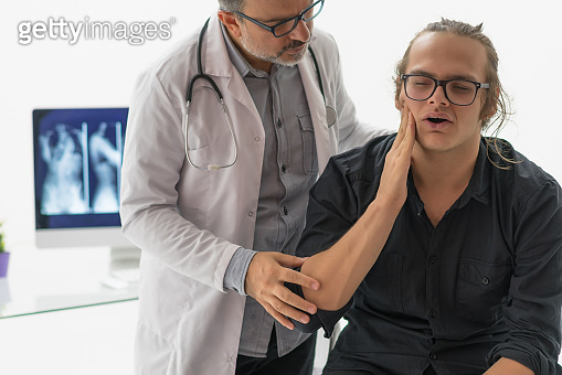 Male Patient Having toothache 이미지 (1180670444) - 게티이미지뱅크