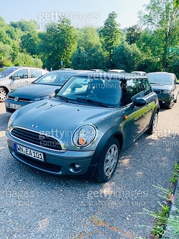 Mini Cooper in public parking spot 이미지 (1158817877) - 게티이미지뱅크