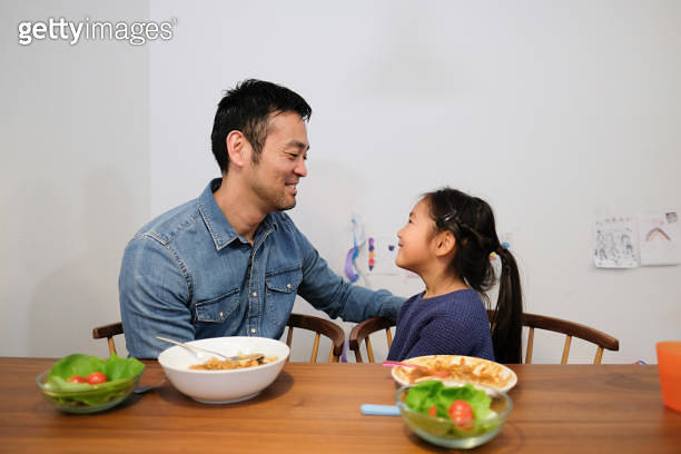 Father and daughter eating curry rice together at home 이미지 (1130887476 ...