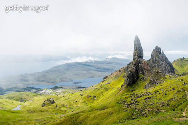Rocky pinnacles above clouds Old Man Storr Skye Highlands Scotland 이미지 ...