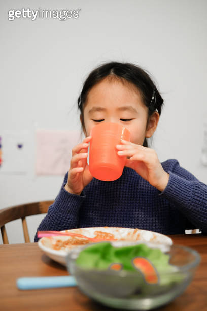 Child eating curry rice at home (1130888072) - 게티이미지뱅크