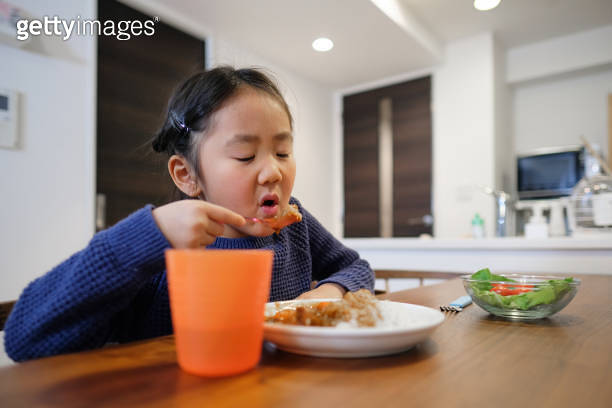 Child eating curry rice at home (1130887341) - 게티이미지뱅크