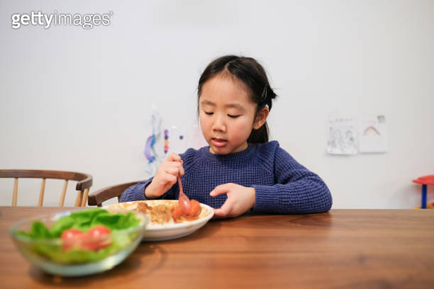 Child eating curry rice at home 이미지 (1130887376) - 게티이미지뱅크