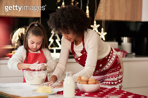 Mother and daughter preparing snack in the kitchen 이미지 (1188611151 ...