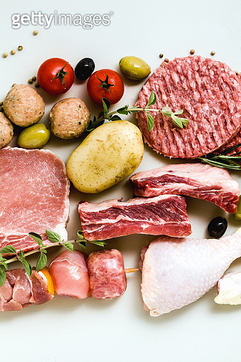 different types of raw meat: chicken thighs, pork and beef burgers ...