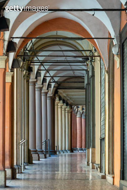 Street scene with colonnade architectural feature in Bologna, Italy 이미지 ...