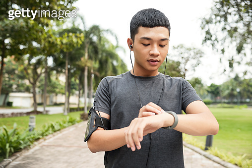 Jogger checking tracker 이미지 (1124337119) - 게티이미지뱅크