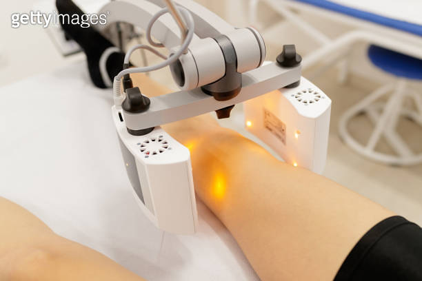 Electromagnetic radiation knee therapy 이미지 (1167500914) - 게티이미지뱅크