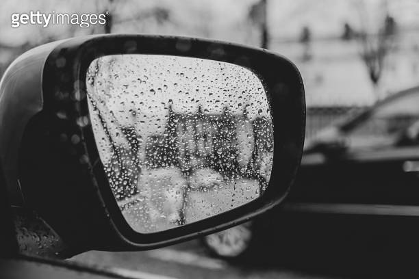 Reflection of a street on a rain splashed car wing mirror 이미지 ...
