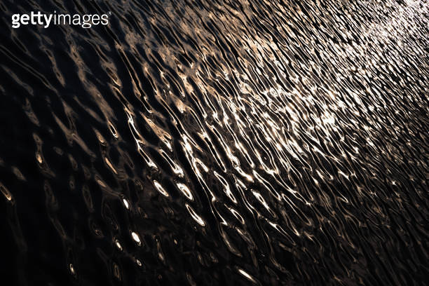 Ripples of intersecting waves on the River Lagan 이미지 (1148035482) - 게티이미지뱅크