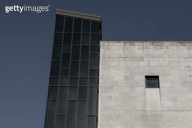 Facade of a modern police station 이미지 (1139520669) - 게티이미지뱅크