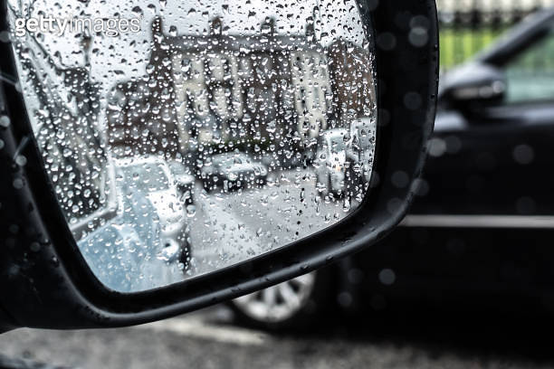 Reflection of a street on a rain splashed car wing mirror 이미지 ...