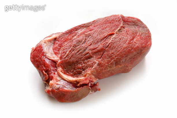 raw beef meat peace isolated on a white background, copy space 이미지 ...