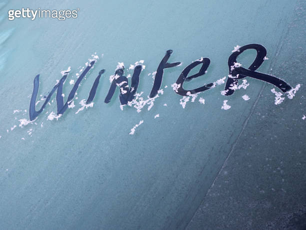 Winter written in the ice on a car windscreen 이미지 (1191852647) - 게티이미지뱅크