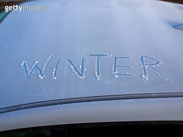 Winter written in the ice on a car windscreen 이미지 (1191852651) - 게티이미지뱅크