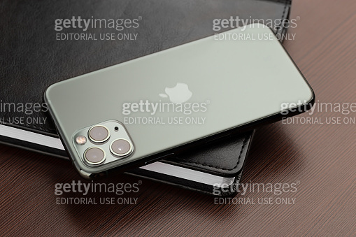Apple iPhone 11 Pro Midnight Green on a wooden surface. 이미지 (1190679266 ...