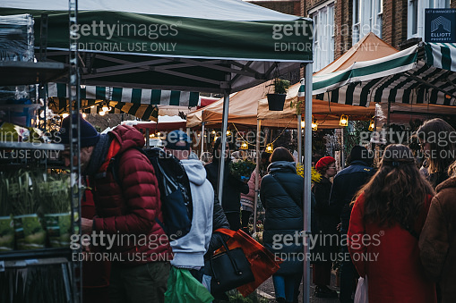 People walking between market stalls at Columbia Road Flower Market, London, UK. 이미지 (1128306830 ...