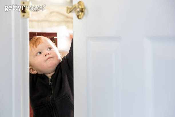 Baby Learning to Open a Door 이미지 (1140255020) - 게티이미지뱅크