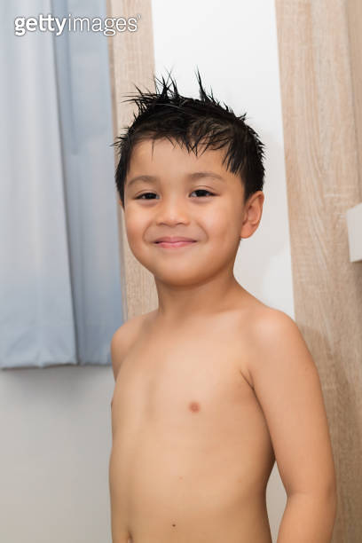 young boy naked and posing in his room 이미지 (1184617266) - 게티이미지뱅크