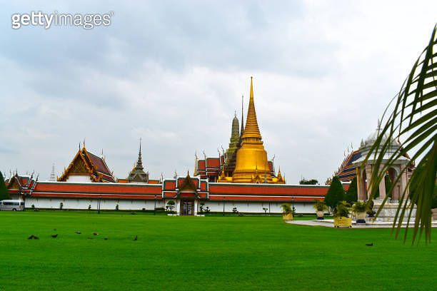 Green grass field in front of Grand palace and Wat Phrasrirattana ...