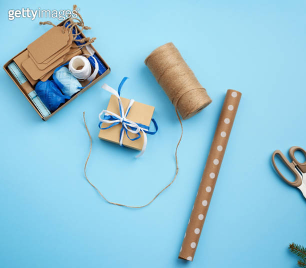 square gift box, rope and prize wrapping paper 이미지 (1195406369) - 게티이미지뱅크