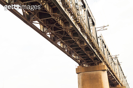 Railway bridge on the Dnieper River in Kiev (1144145084) - 게티이미지뱅크