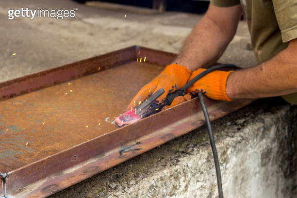Fastening parts of metal under high temperature using a short circuit ...