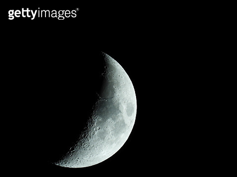 a very sharp close-up of the rising crescent moon in the night sky 이미지 ...