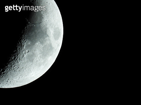 a very sharp close-up of the rising crescent moon in the night sky 이미지 ...