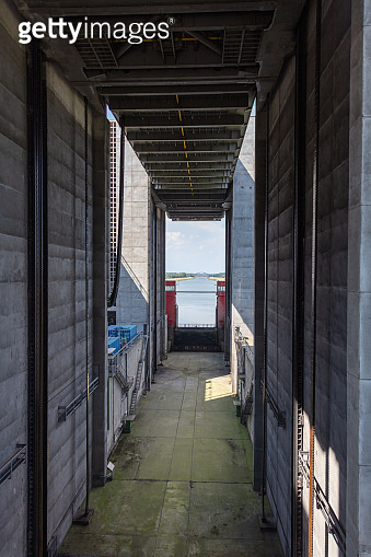 a gigantic ship lift overcomes 38 metres in altitude 이미지 (1156994225 ...