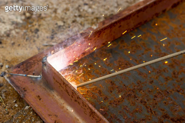 Fastening parts of metal under high temperature using a short circuit ...