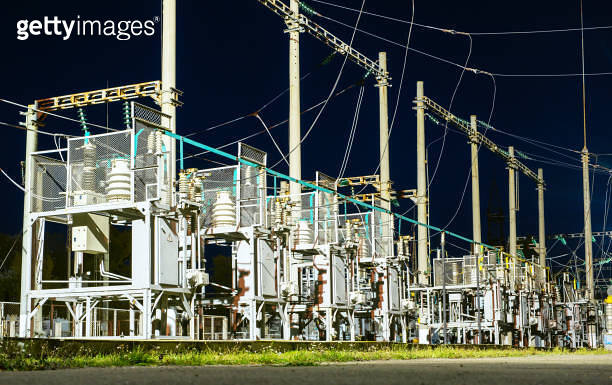 High-voltage electrical substation at night 이미지 (1181473074) - 게티이미지뱅크